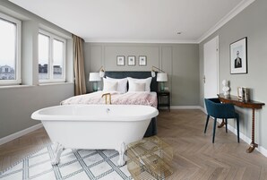 XL Room, Bathtub, Separate Living Room | Roupa de alta qualidade, cofre no quarto, cortinas/cortinados opacos 