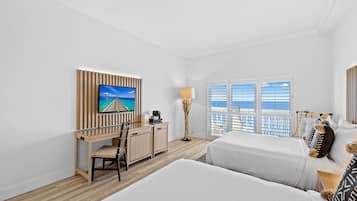 Quarto, 2 camas de casal, sacada, vista parcial para o oceano | 1 quarto, roupas de cama premium, camas com colchões pillow-top