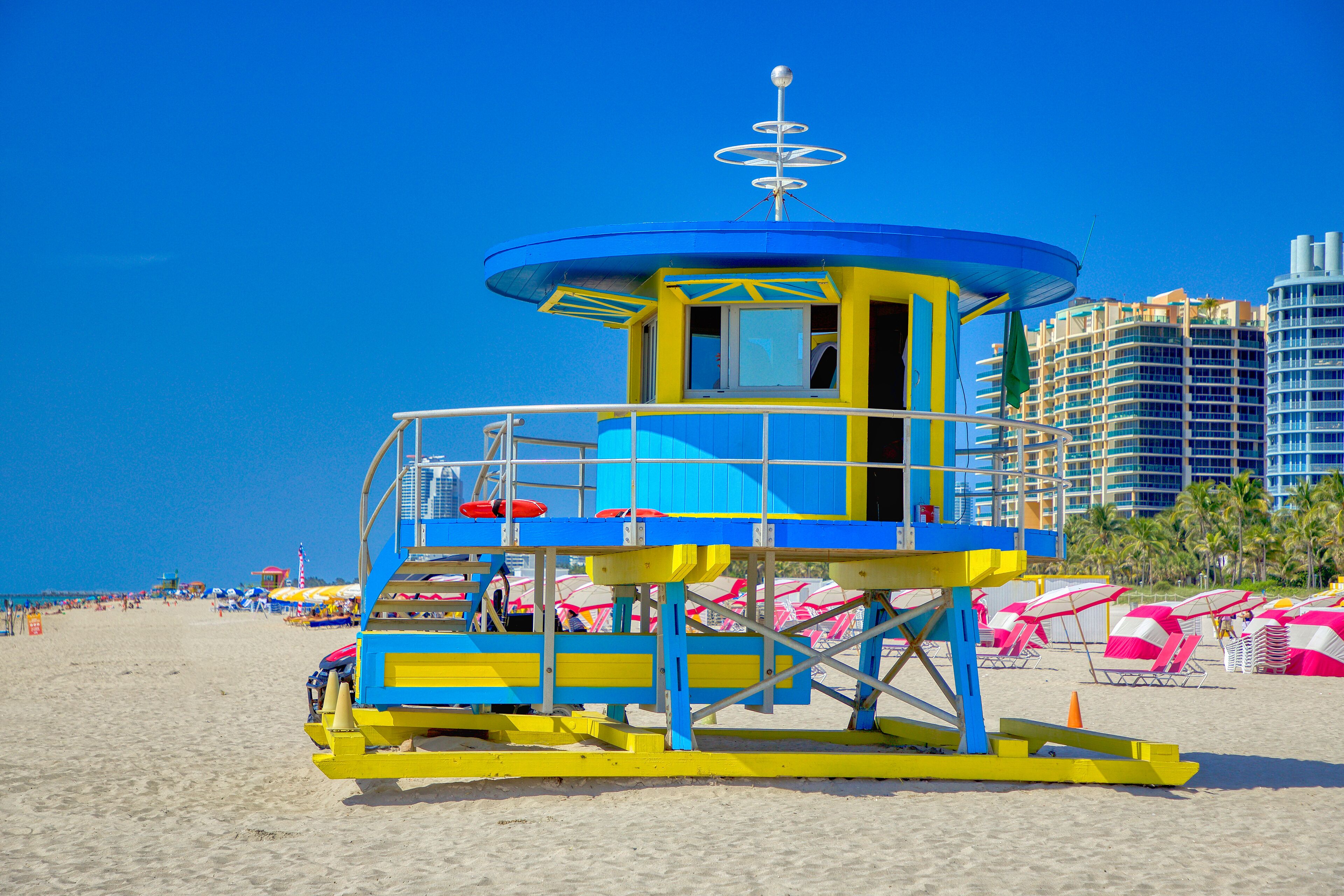 Na praia, praia de areia branca, toldos de praia (sobretaxa) 