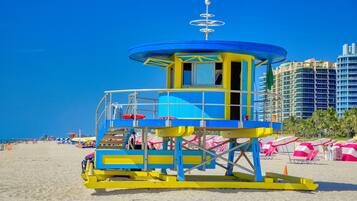 Na praia, praia de areia branca, toldos de praia (sobretaxa)
