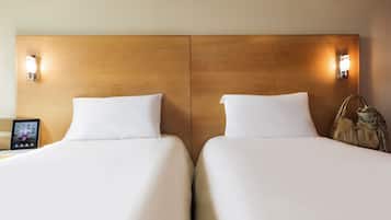 Quarto standard, 2 camas de solteiro | Cofres nos quartos, escrivaninha, cortinas blackout