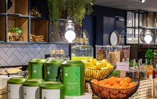 Café da manhã com buffet todos os dias (EUR 13.9 por pessoa) 