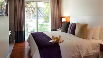 Leslie King | Roupa hipoalergénica, minibar, cofre no quarto, secretária