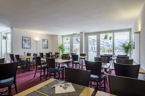 Pequeno-almoço tipo buffet diário incluído 