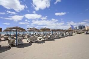 Na praia, espreguiçadeiras, bares na praia 