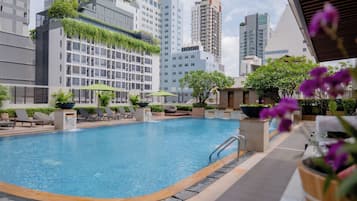 Piscina exterior, guarda-sóis, espreguiçadeiras