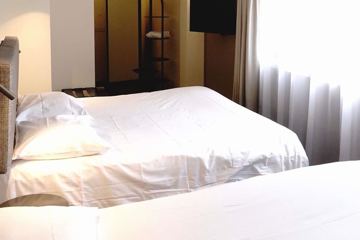 Quarto standard, várias camas | Edredons de pluma, escrivaninha, cortinas blackout