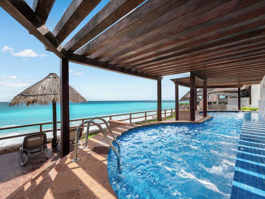 Piscina externa, guarda-sóis, espreguiçadeiras