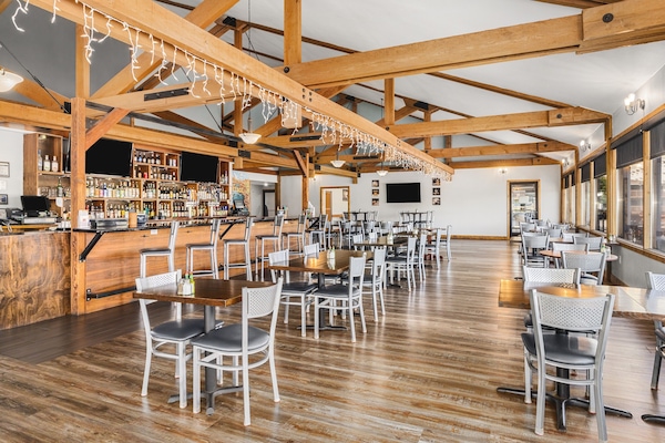 Almoços e jantares servidos, com vista para a piscina