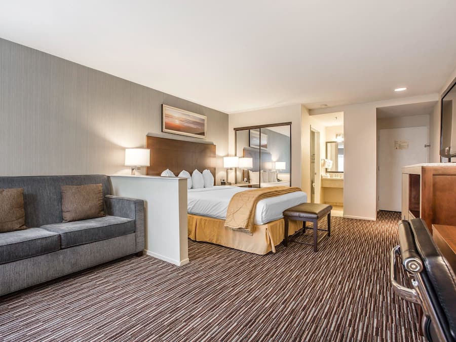 Camas com colchões pillow-top, cofres nos quartos, escrivaninha