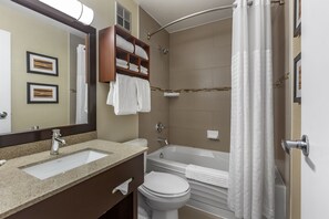 Quarto Duplo Standard, 2 camas de casal | Casa de banho | Um polibã, um secador de cabelo, toalhas fornecidas, sabão 