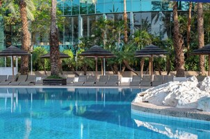 Piscina interna, piscina externa, funciona das 8h às 18h30, guarda-sóis