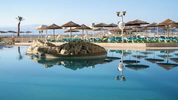 Piscina interna, piscina externa, funciona das 8h às 18h30, guarda-sóis