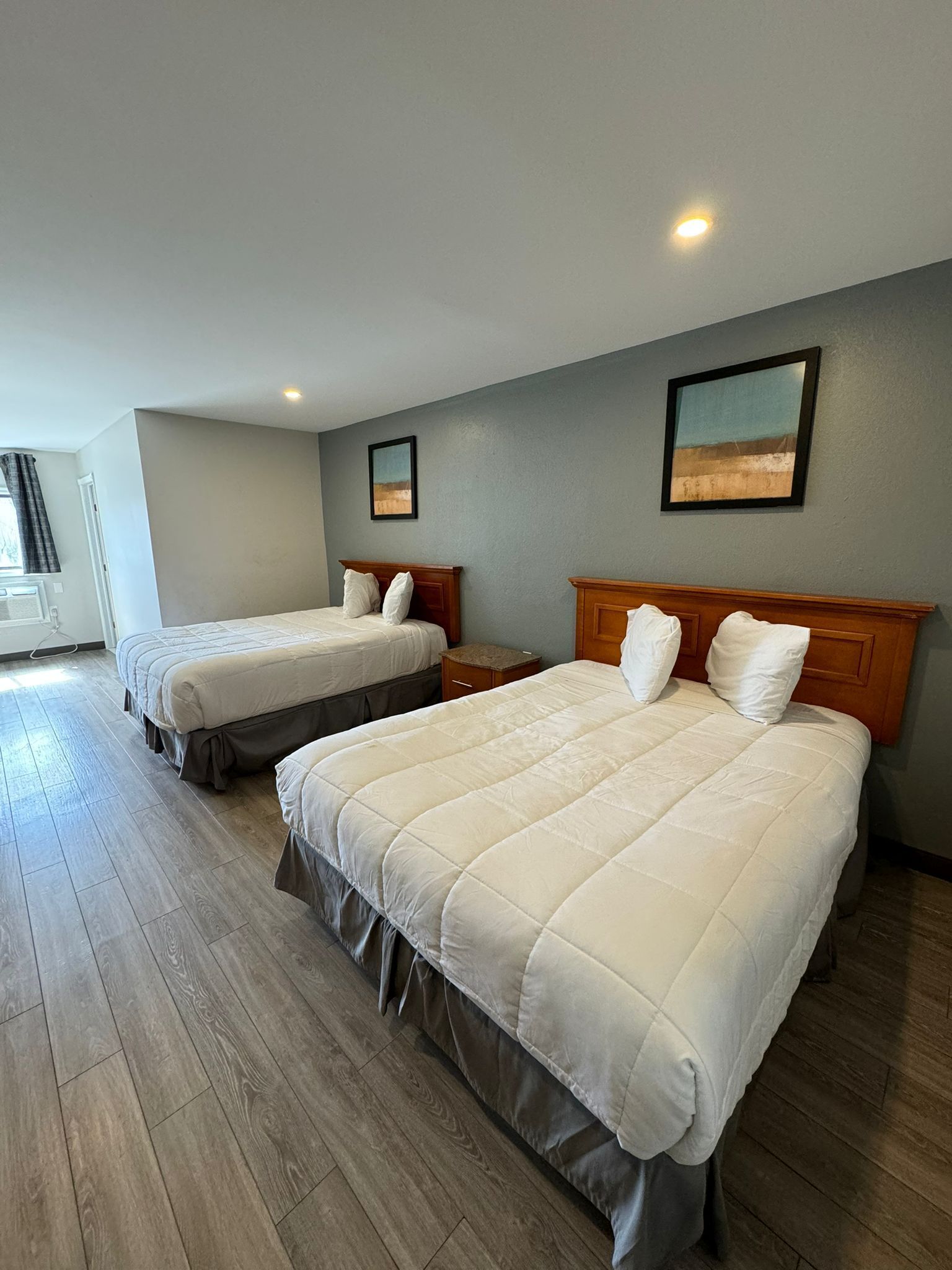 Quarto Standard, 2 camas de casal, não fumadores | Ferro/tábua de engomar, Wi-fi grátis, roupa de cama fornecida 