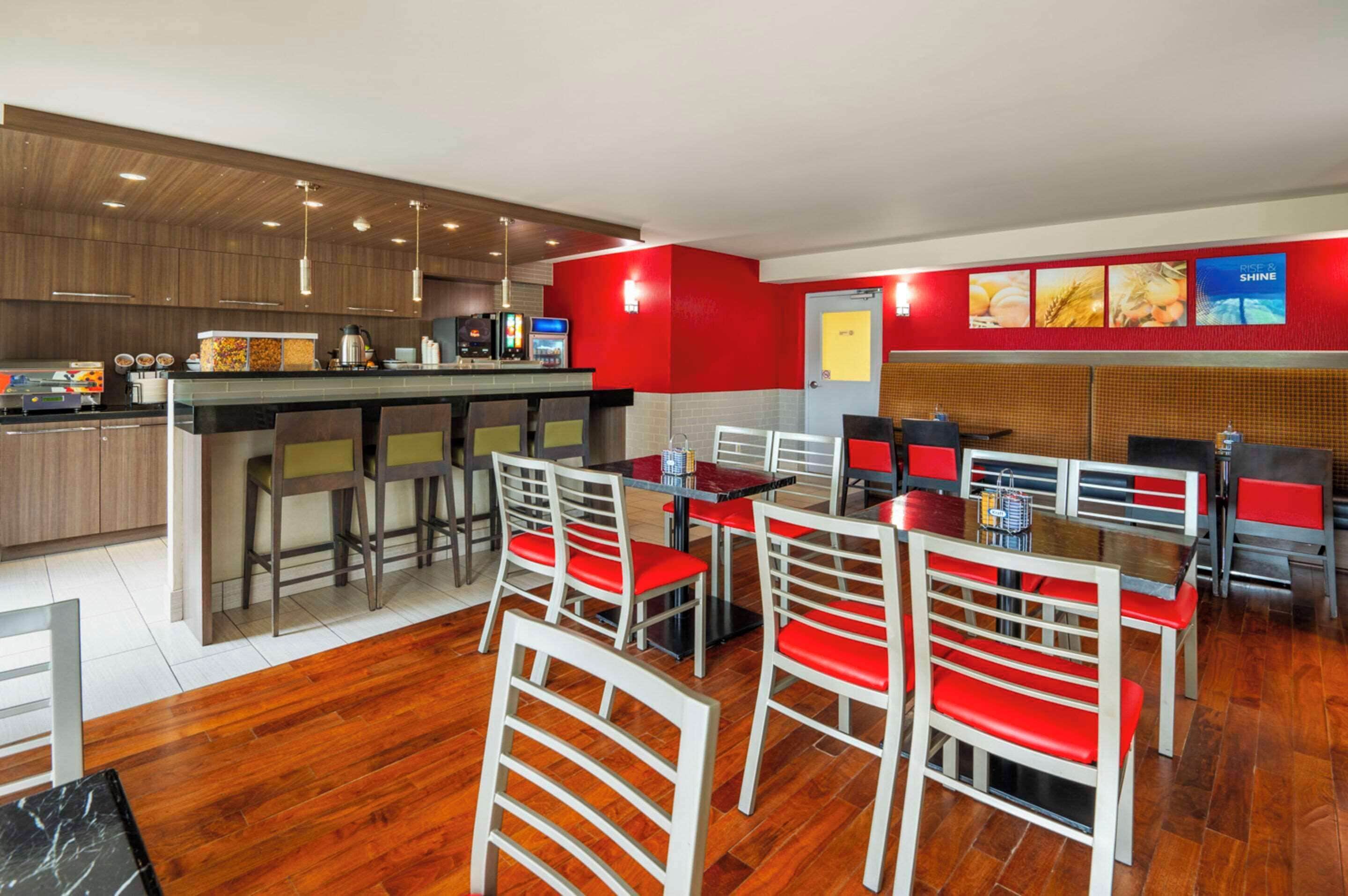 Café da manhã com buffet grátis todos os dias
