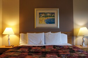 Quarto standard, 1 cama King, para não fumantes | Ferros/tábuas de passar roupa, Wi-Fi de cortesia, roupa de cama