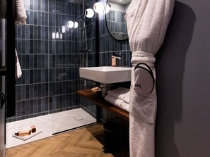 Apartamento superior, 1 cama de casal e sofá-cama | Roupas de cama premium, frigobar, cofres nos quartos, escrivaninha