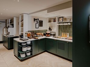 Café da manhã com buffet todos os dias mediante uma taxa