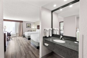 Cofres nos quartos, escrivaninha, espaço de trabalho para notebook