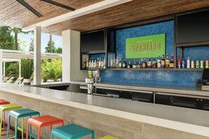 2 bares/lounges, saguão/lounge
