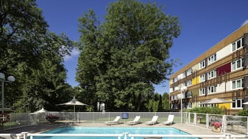 Piscina exterior, espreguiçadeiras