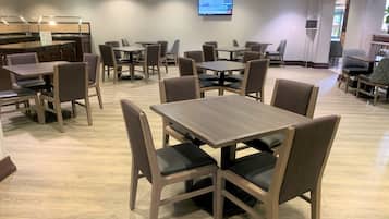 Pequeno-almoço tipo buffet diário mediante uma taxa