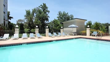 Piscina interior, piscina exterior sazonal, guarda-sóis