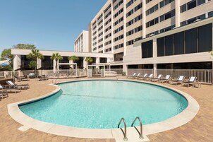 Piscina exterior, espreguiçadeiras 