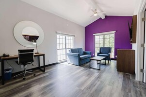 Suite, 1 quarto, não fumadores (1 King Bed) | Roupa de alta qualidade, secretária 