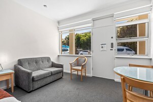 Estúdio | Sala de estar | Televisor de ecrã plano de 32 polegadas com canais digitais, televisor 