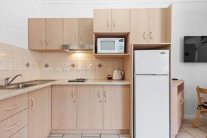 Apartamento | Cozinha privada | Minifrigorífico, um micro-ondas, uma chaleira elétrica, uma torradeira 