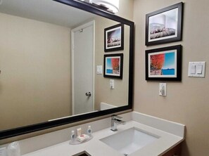 Uma combinação polibã/banheira, um secador de cabelo 