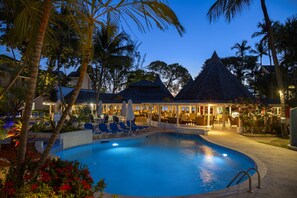 Piscina exterior, guarda-sóis, espreguiçadeiras 