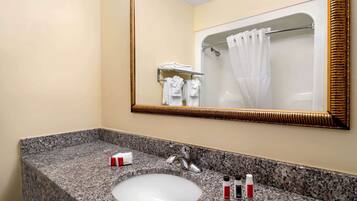 Uma combinação polibã/banheira, artigos de higiene pessoal grátis