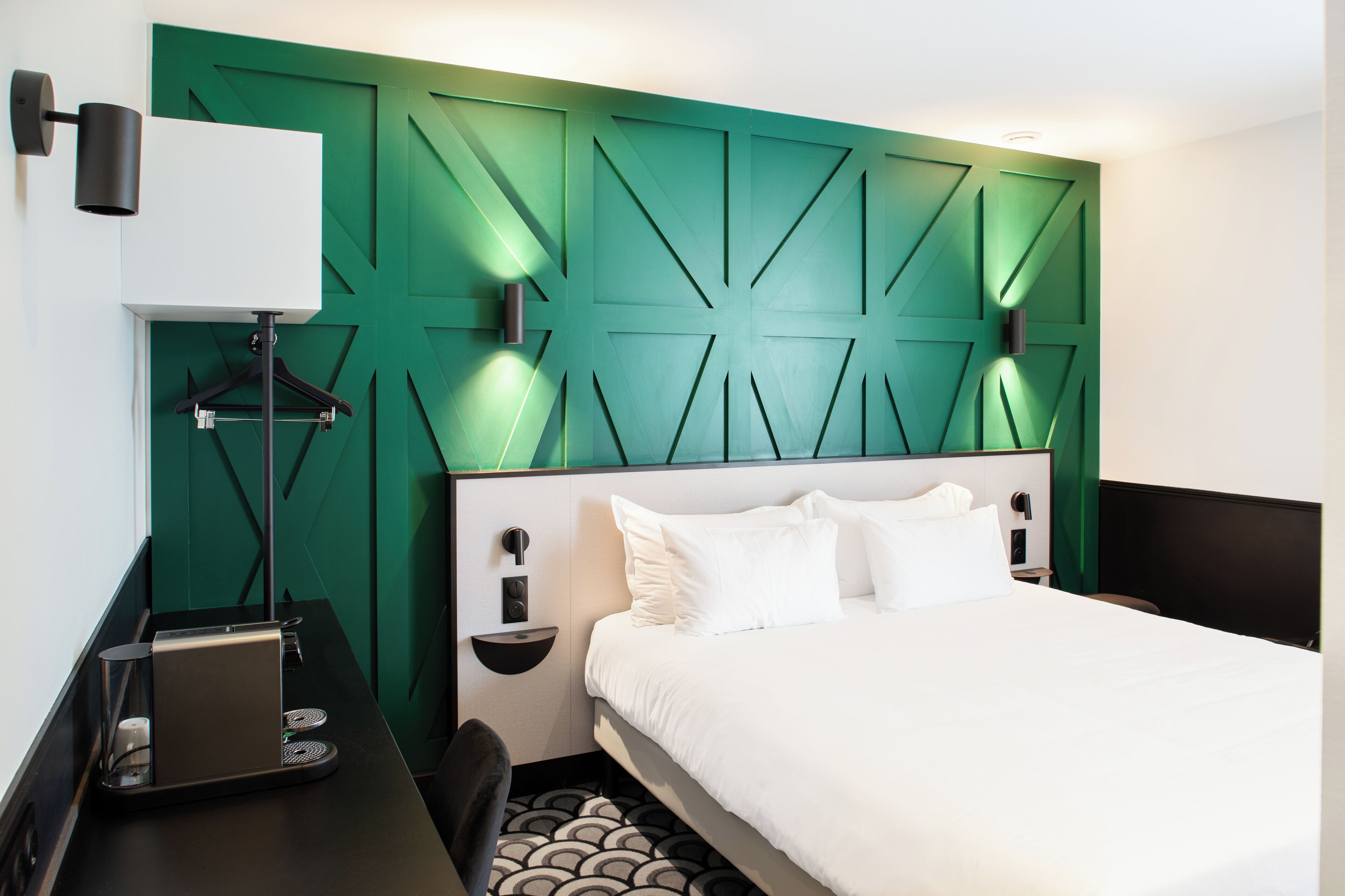 Quarto Duplo Deluxe | Roupa de alta qualidade, cofre no quarto, secretária 