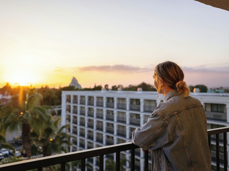 Roupas de cama antialérgicas, cofres nos quartos, escrivaninha