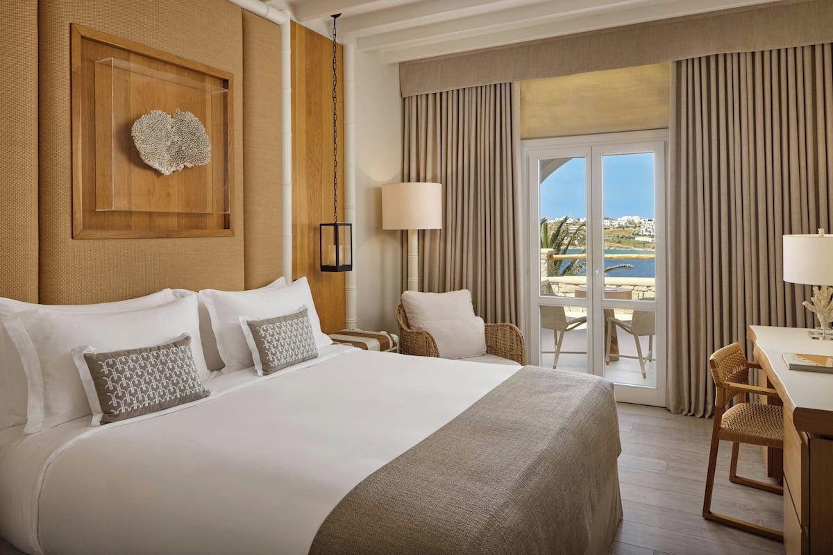 Quarto superior, vista para o mar | Roupas de cama premium, frigobar, cofres nos quartos, escrivaninha