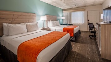 Quarto standard, 2 camas Queen, para não fumantes, geladeira e micro-ondas | Escrivaninha, cortinas blackout, ferros/tábuas de passar roupa