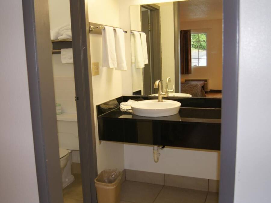 Chuveiro/banheira combinados, toalhas de banho, sabonete, shampoo
