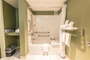 Roupas de cama premium, cofres nos quartos, escrivaninha