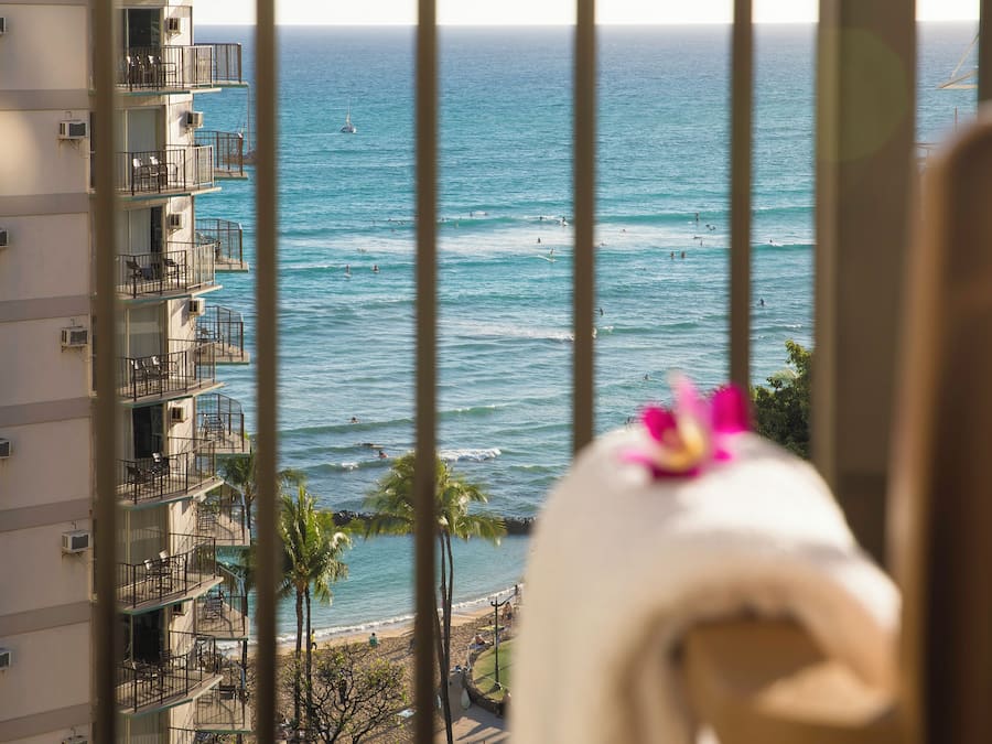 Quarto, vista parcial para o oceano | Cofre no quarto, secretária