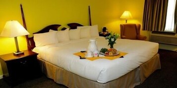 Quarto Executivo, 1 cama king-size | Camas de colchão pillowtop, cofre no quarto, secretária 