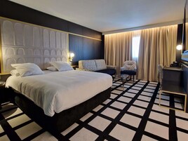 Roupas de cama premium, camas com colchões pillow-top, frigobar