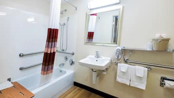 Quarto Superior, 1 cama king-size, acessível (Smoke Free) | Casa de banho | Uma combinação polibã/banheira, artigos de higiene pessoal grátis