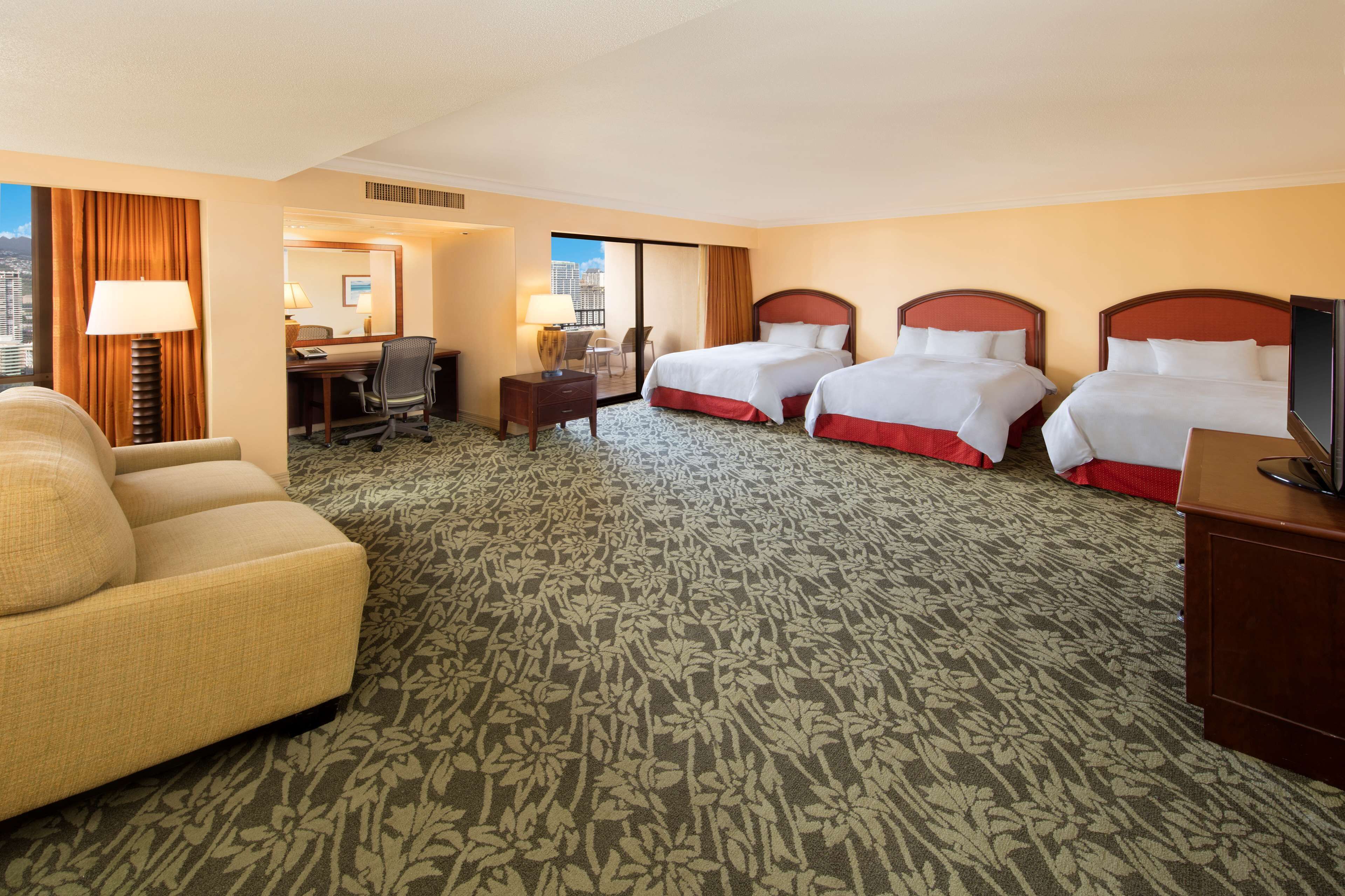 Hilton Hawaiian Village Waikiki Beach Resort Reviews, Deals & Photos ...