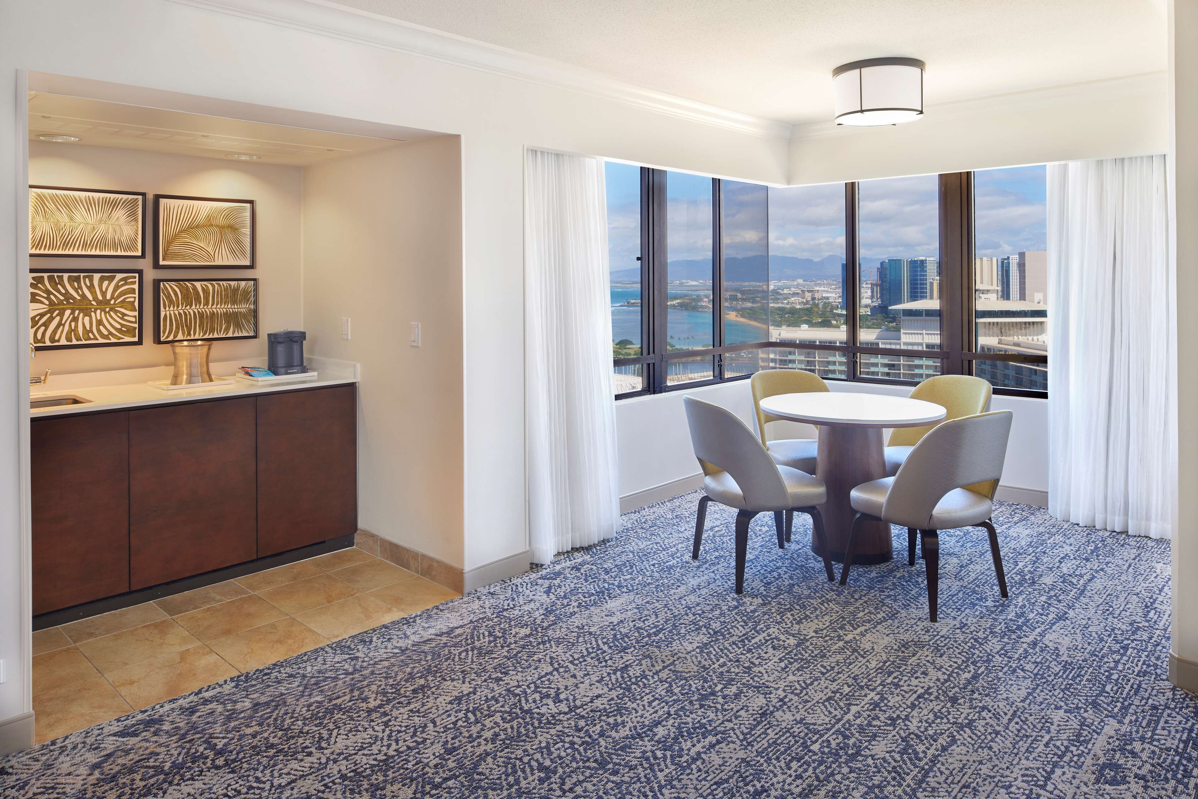 Hilton Hawaiian Village Waikiki Beach Resort Reviews, Deals & Photos ...