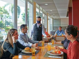 Pequenos-almoços, almoços, jantares servidos, com vista para a piscina 