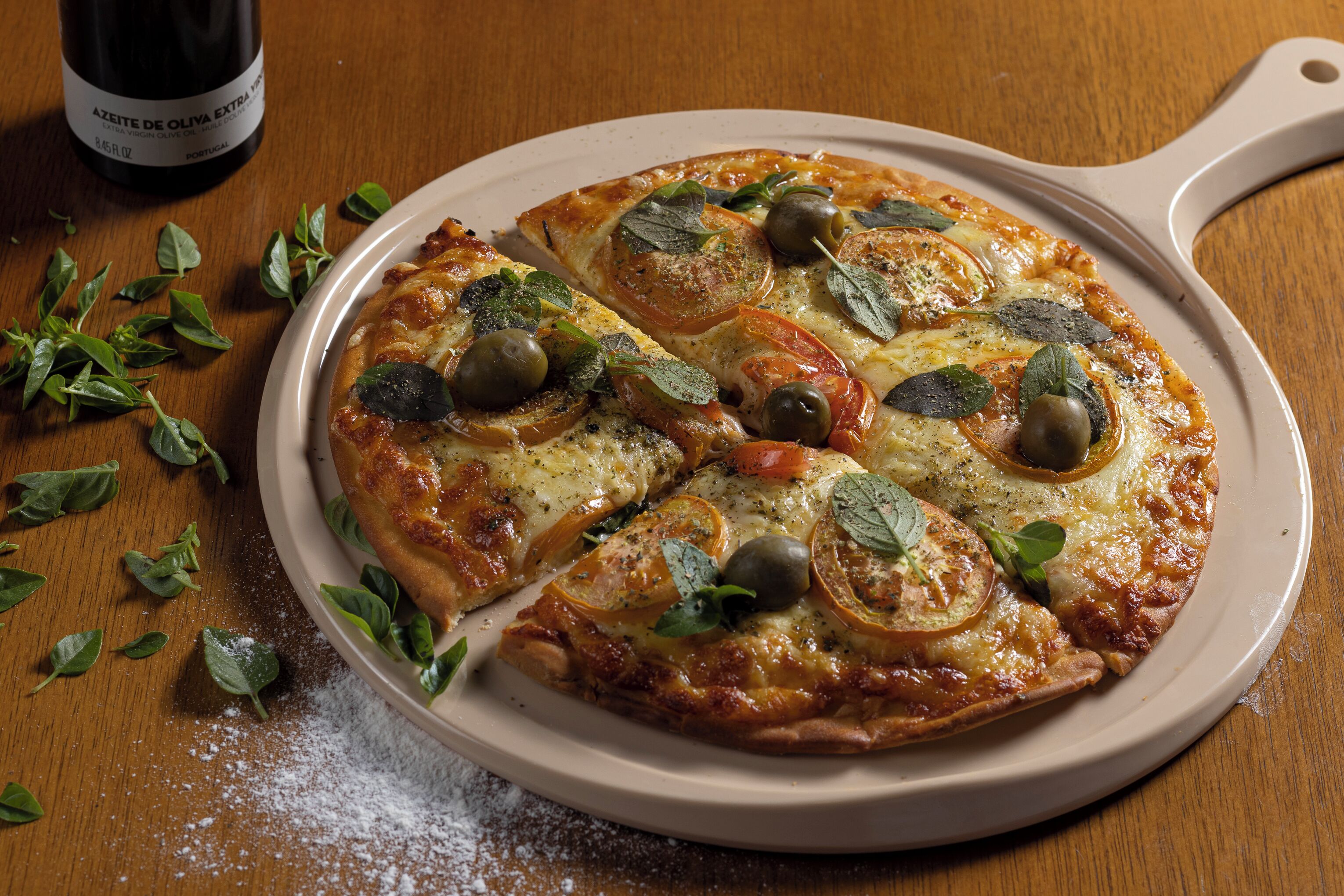 Pizza em um prato branco, com uma mesa de madeira ao fundo.