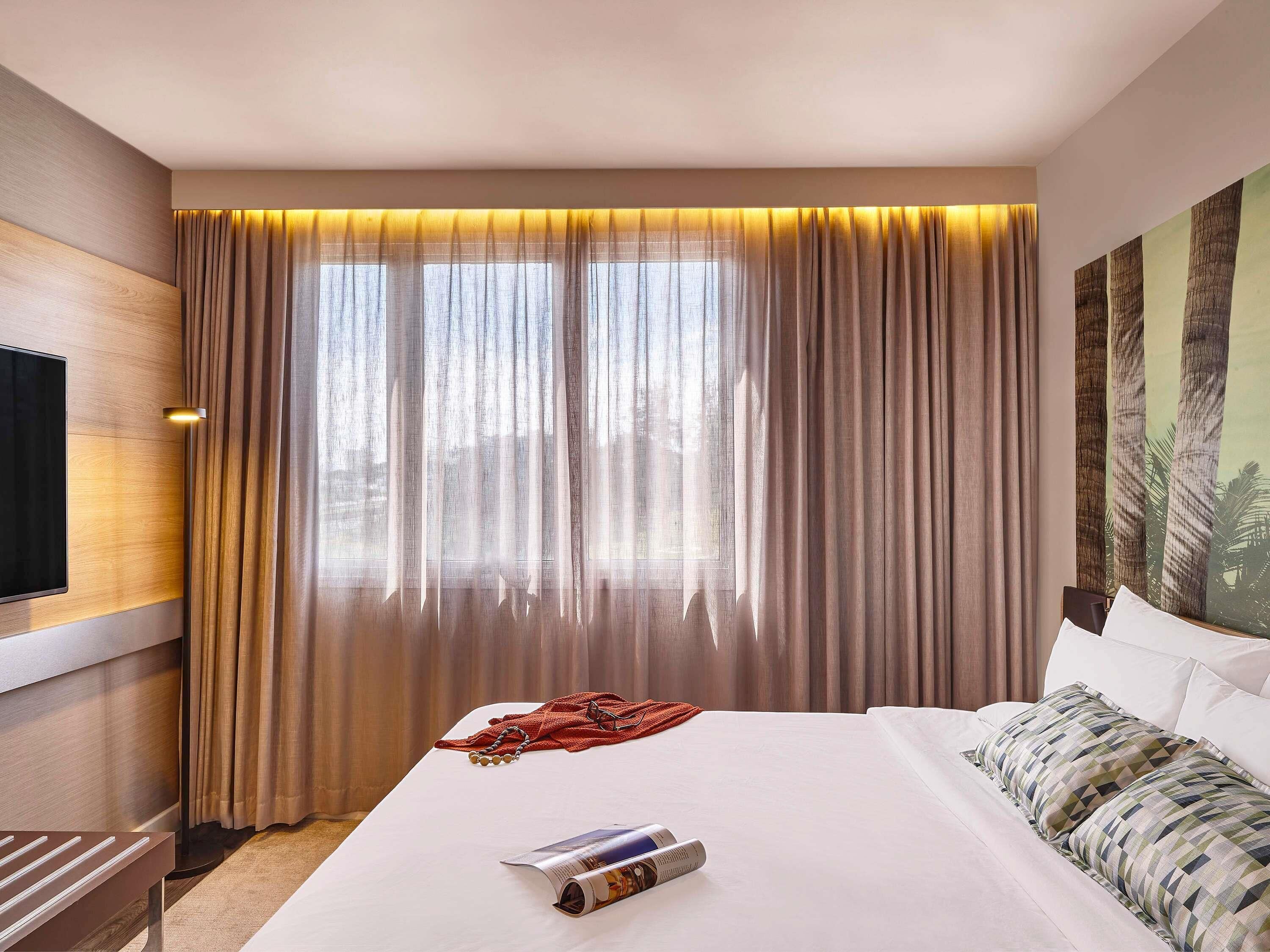 Suíte, 1 cama King (Master) | Frigobar, cofres nos quartos, escrivaninha, cortinas blackout