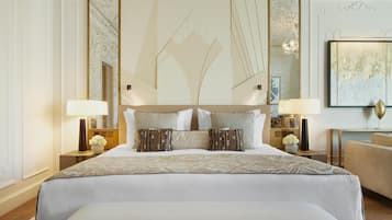 Quarto de hotel com uma cama grande, duas mesas de cabeceira com luminárias, um espelho grande e um quadro na parede.
